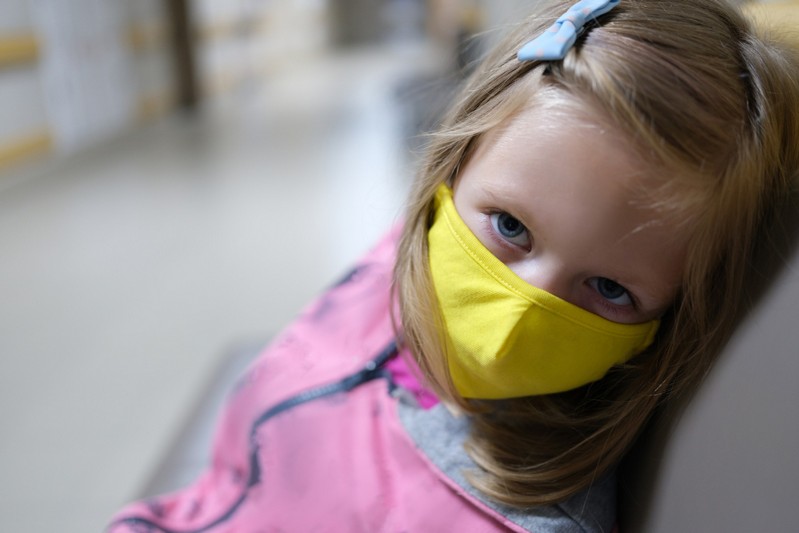 Новата варијанта закана и за децата: Симптоми на омикрон на кои ...